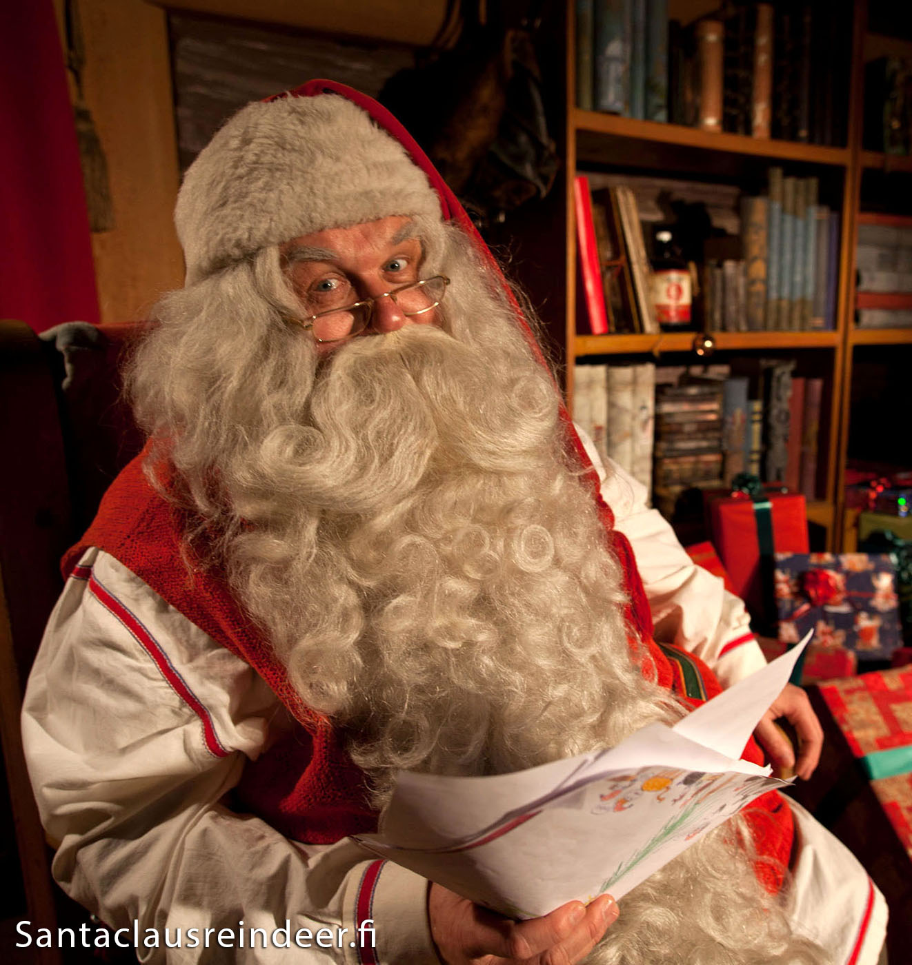 Photo: Père Noël au Village du Père Noël à Rovaniemi, en Laponie, Finlande. Photo: Père Noël au Village du Père Noël à Rovaniemi, en Laponie, Finlande.